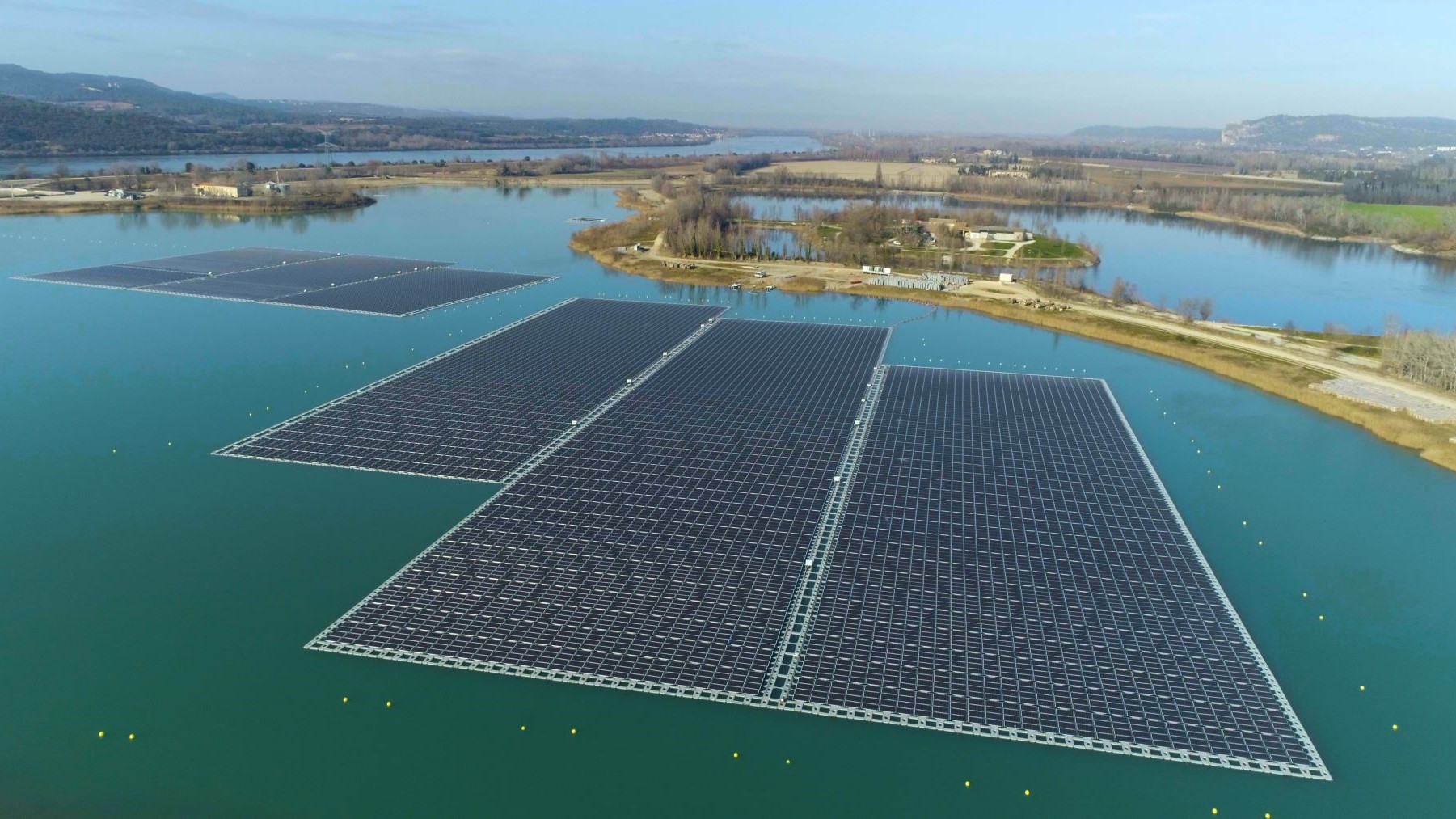 All afloat: benefits and challenges of floating solar systems | Energy Knowledge